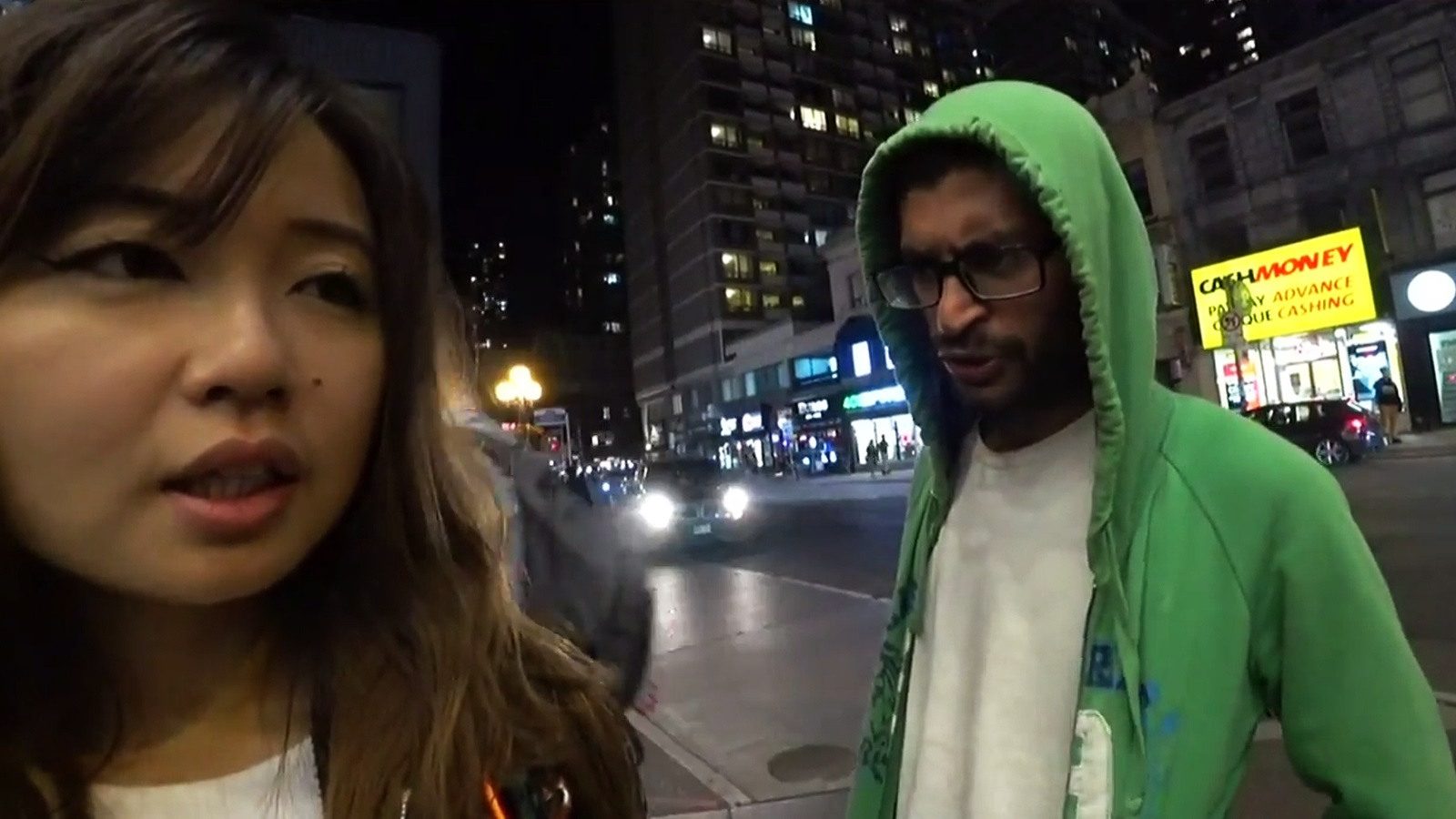 Une streameuse IRL se fait aborder de manière très étrange au cours d ...